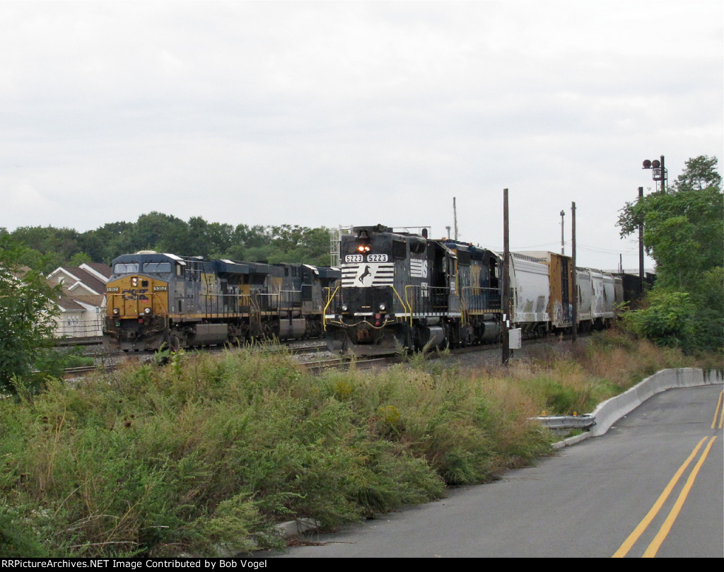 NS 5223 and CSX 5352